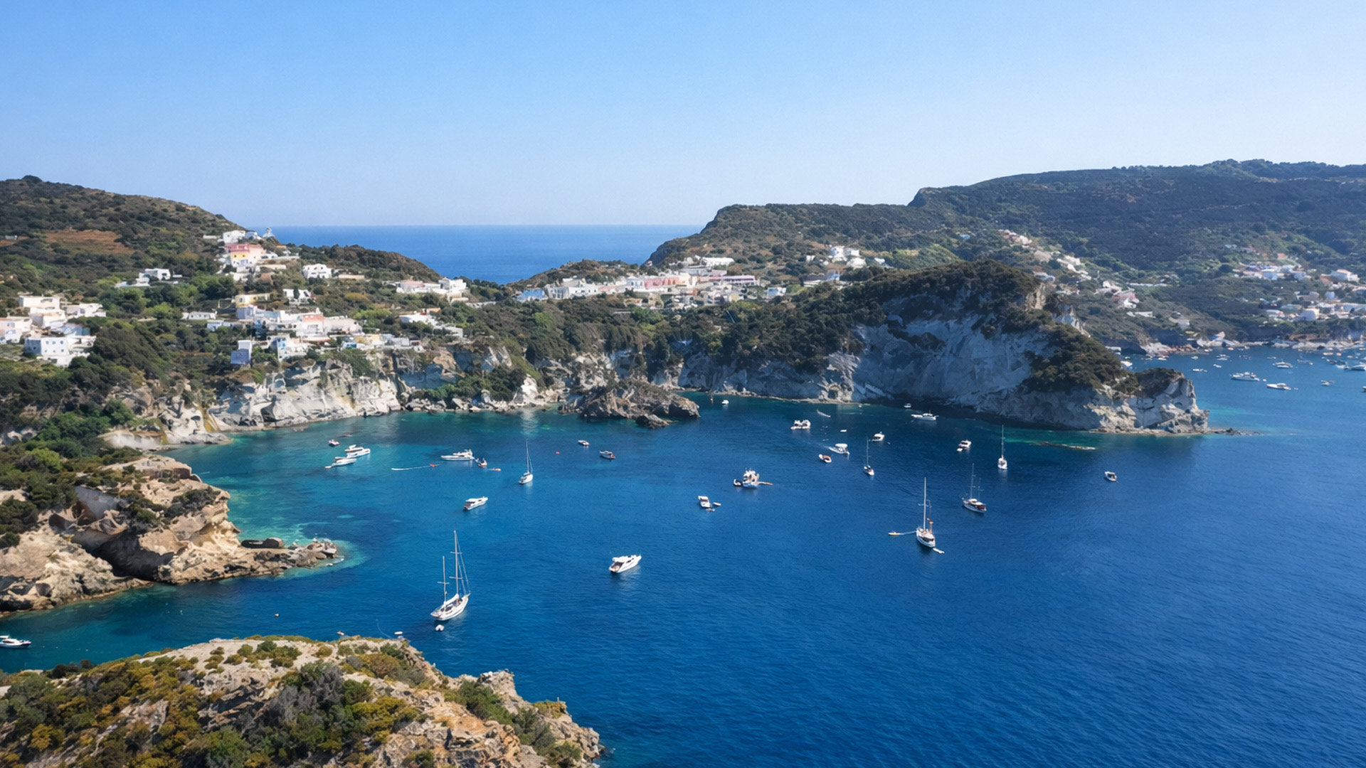 Eine ruhige Insel im Mittelmeer