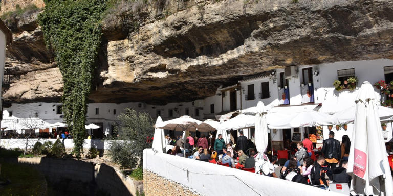 High-cliff villages in Spain: vertigo walks and hanging houses