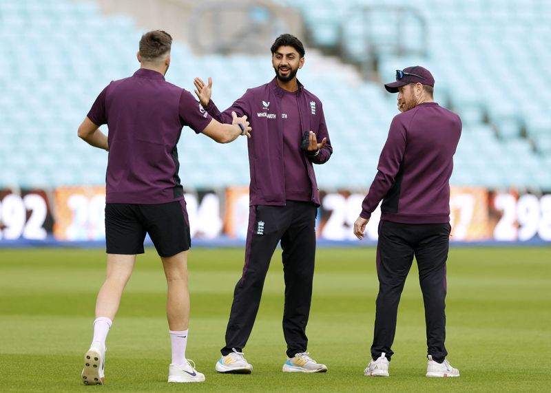 Cricket-England call up Bashir and Potts for Sydney Ashes Test