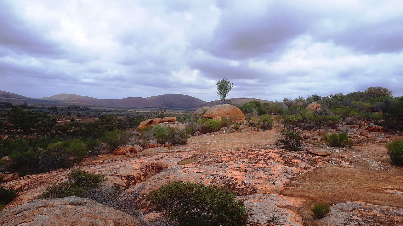 Ancient Australian rocks reveal delayed birth of continents and lunar link