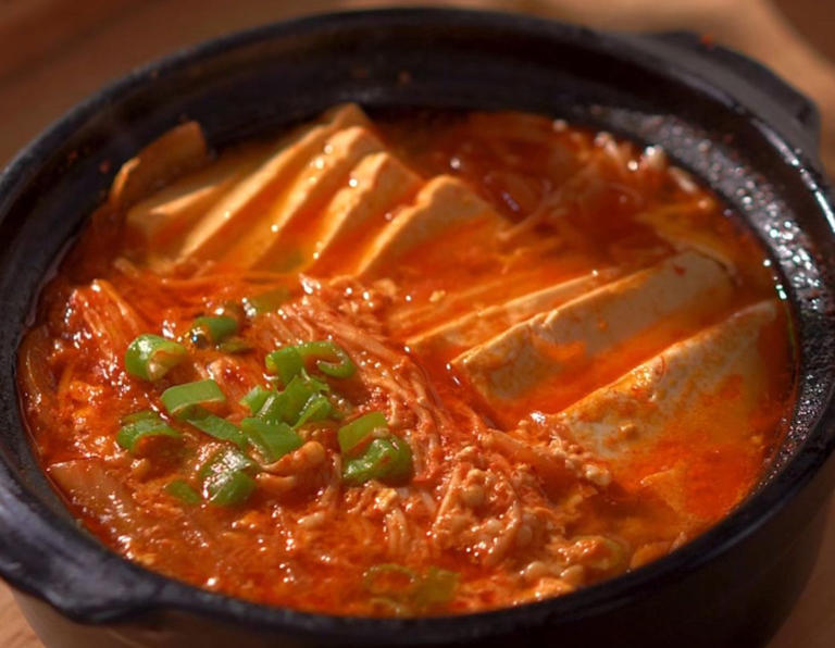 Hangat, pedas, dan asam! Resep kimchi jjigae favorit yang mudah dibuat ...