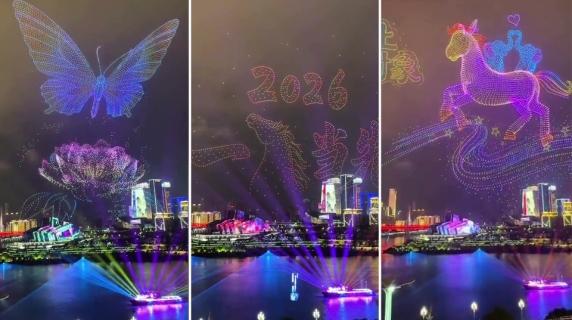 Lo spettacolo di Capodanno a Chongqing in Cina è animato da migliaia di ...