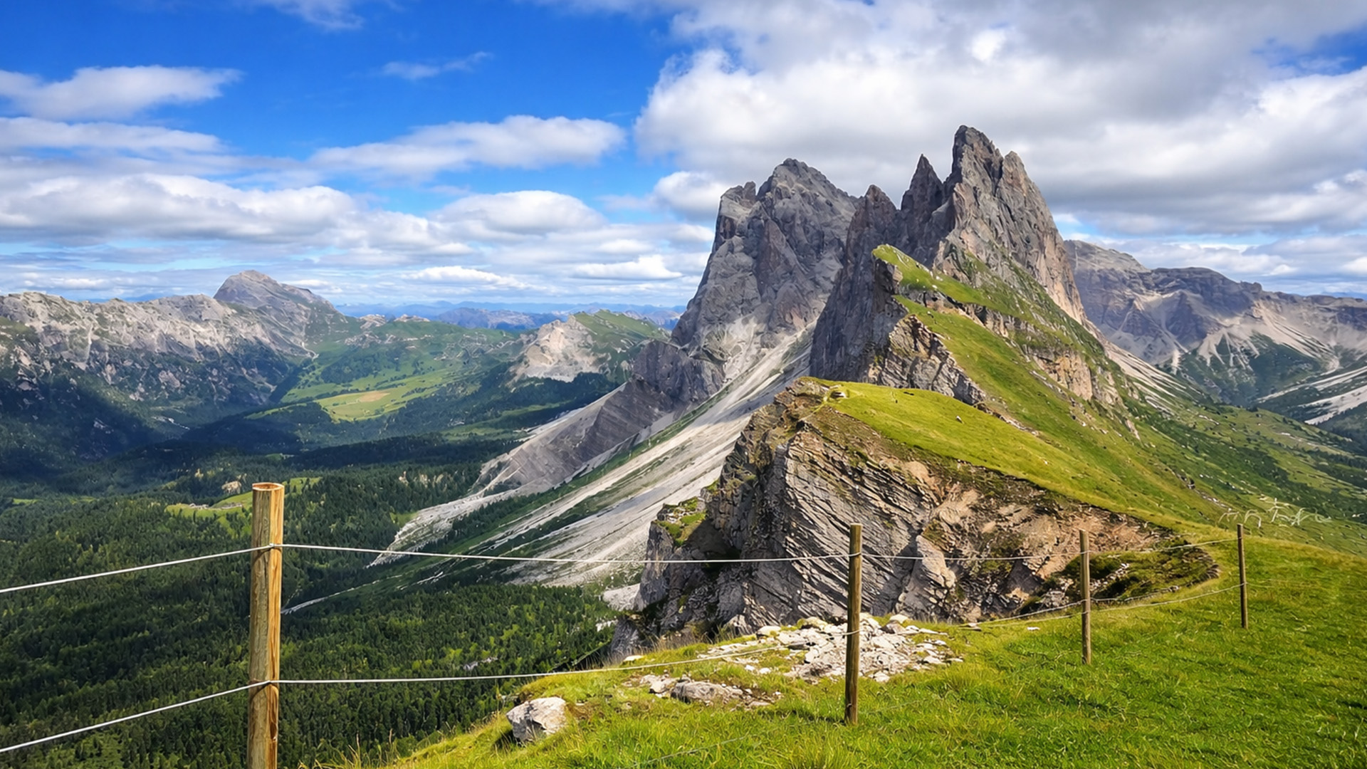 Wanderung im Naturpark Puez Odle über Seceda in den Dolomiten (4K)