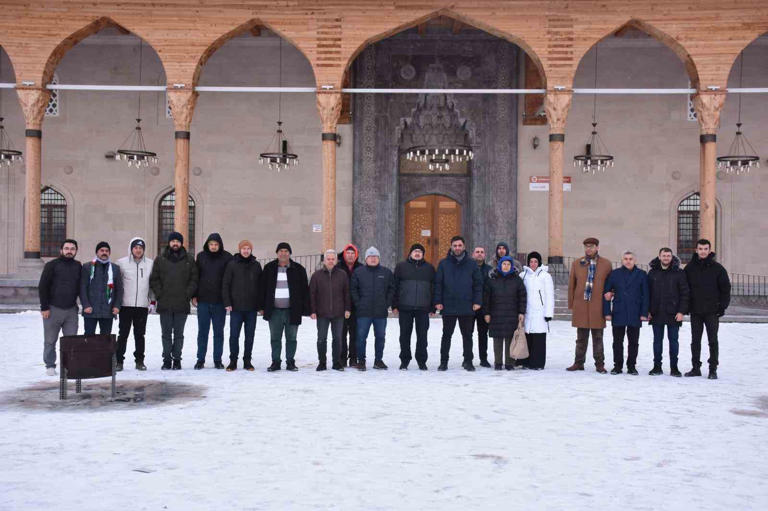 Gençler sabah namazında bir araya geldi