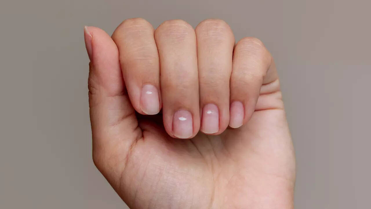 5 warning signs on nails you should not ignore