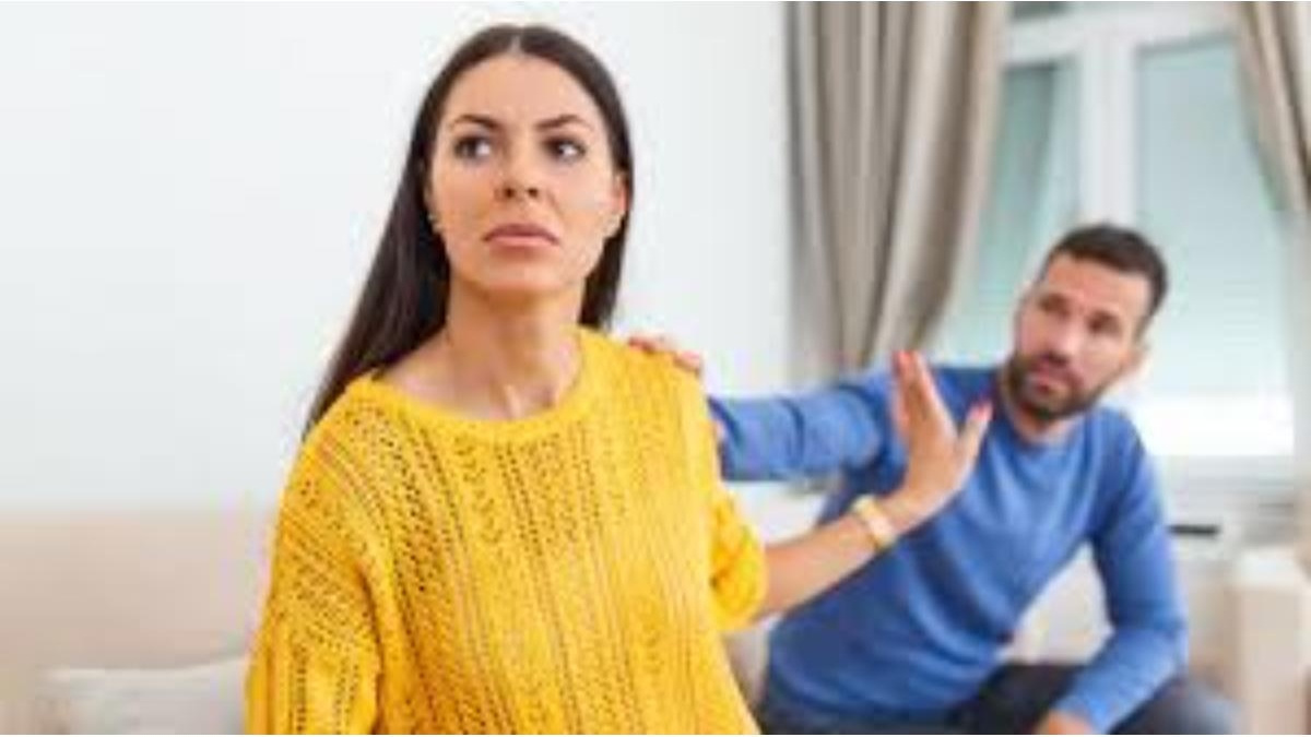 12 subtle mistakes men make that quietly change how women see them