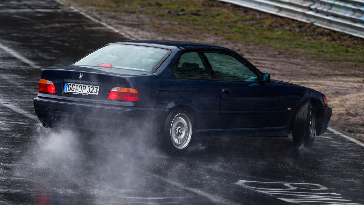 Car loses control on wet Nordschleife track