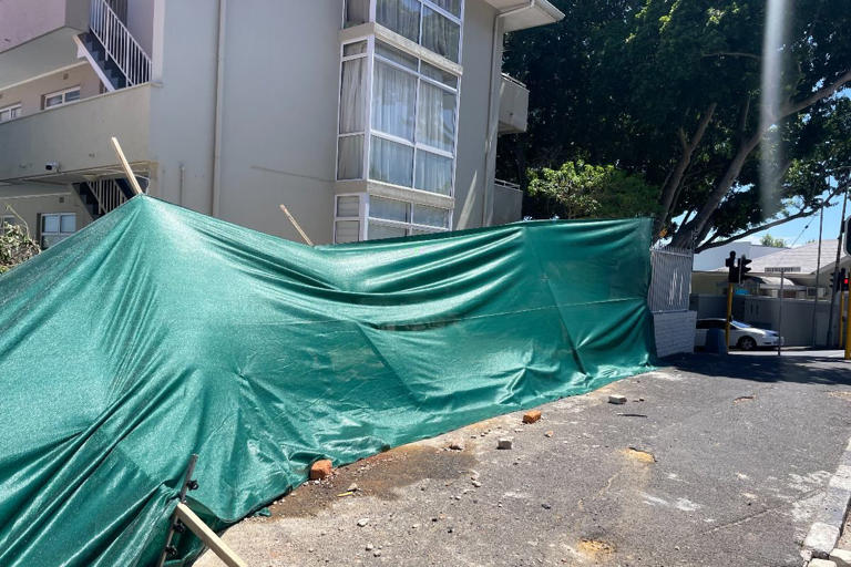 Mercedes speedster ploughs car into Sea Point property [pics]