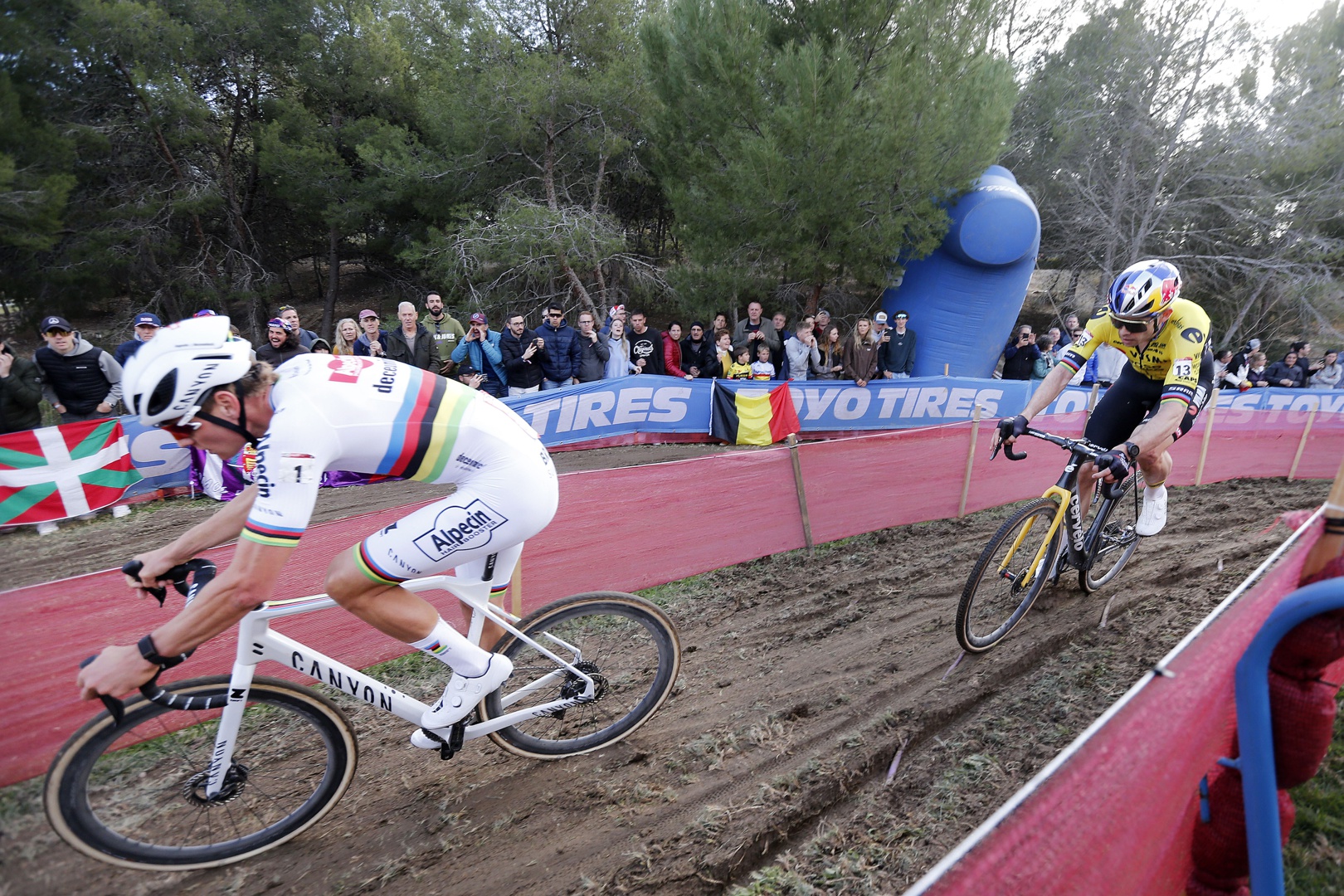 Van der Poel llega a 19 victorias consecutivas en Mol