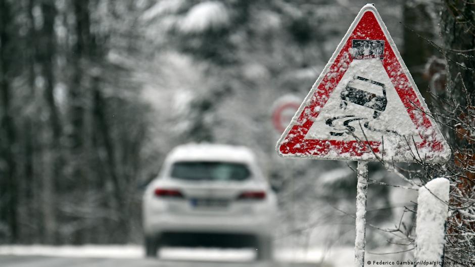 Neve e gelo causam transtornos na Alemanha