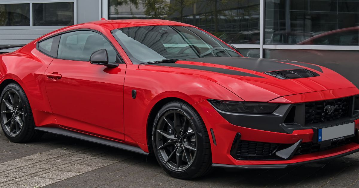 Une Ford Mustang Dark Horse battue par une électrique sur circuit