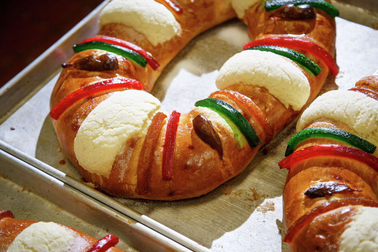 Three Kings' Day is approaching. Here's where to buy Rosca de Reyes to ...