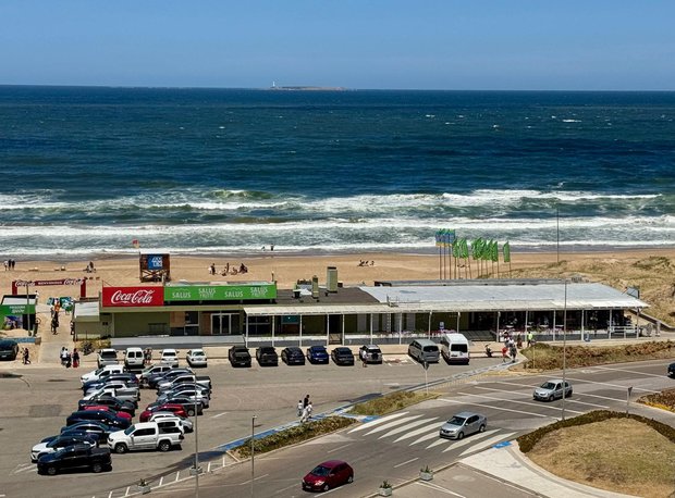 Después de días de color marrón, el mar de Punta del Este volvió a su ...