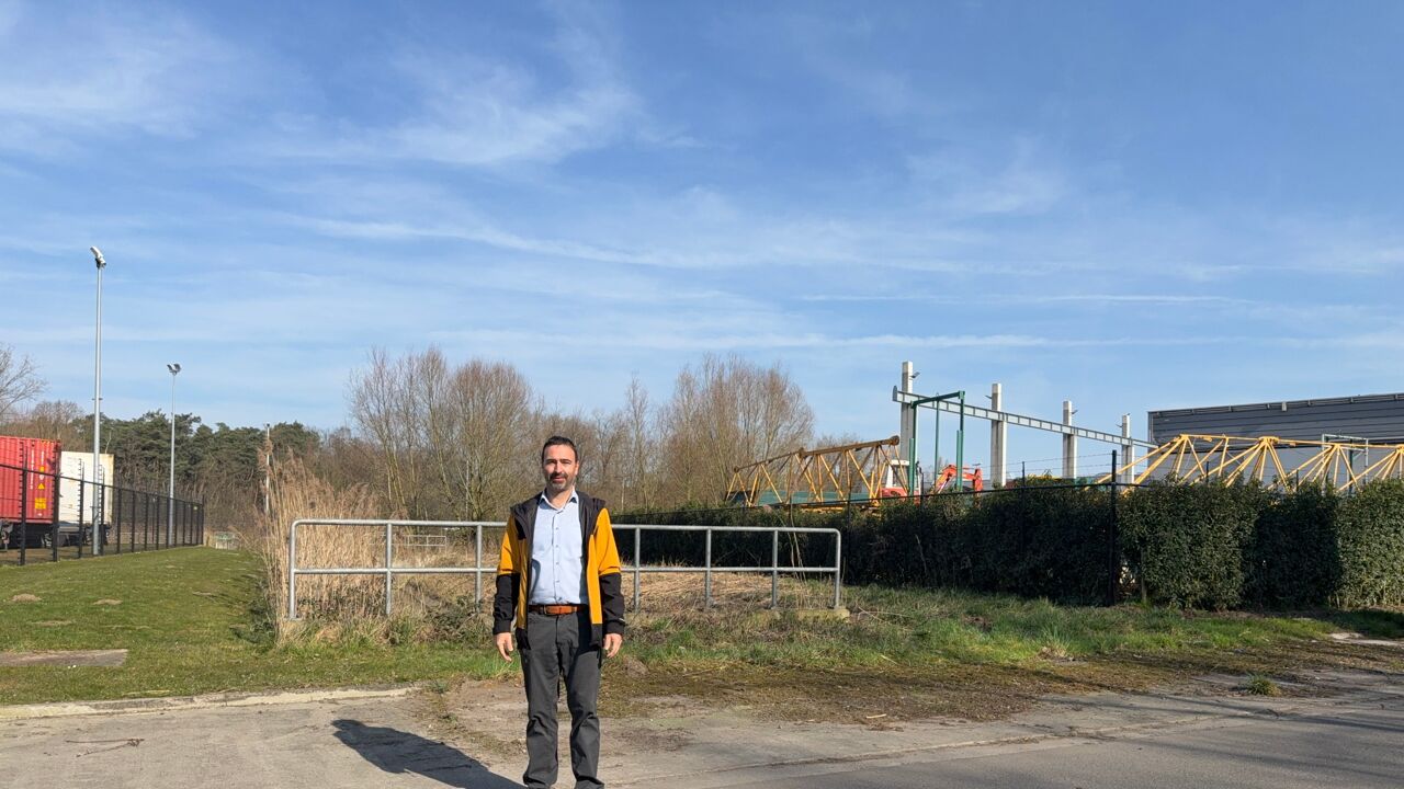 Mysterieuze werfkraan na jaren opgehaald in Sint-Gillis-Waas: eigenaar ...