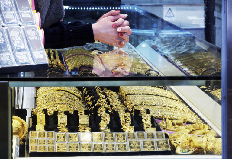 Skyrocketing gold prices spur unusual sales