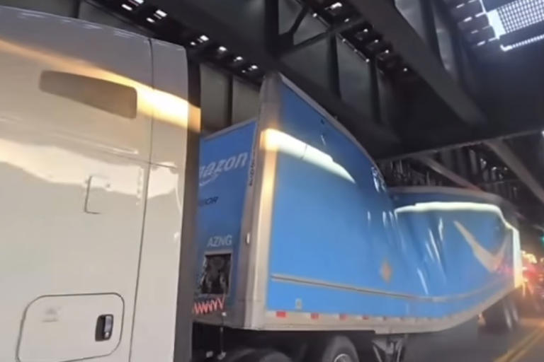 Motorista da Amazon se mete em encrenca após passar com caminhão sob ...