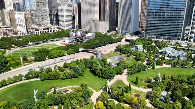 Two of Chicago's most iconic tourist attractions are a walkable pair ...
