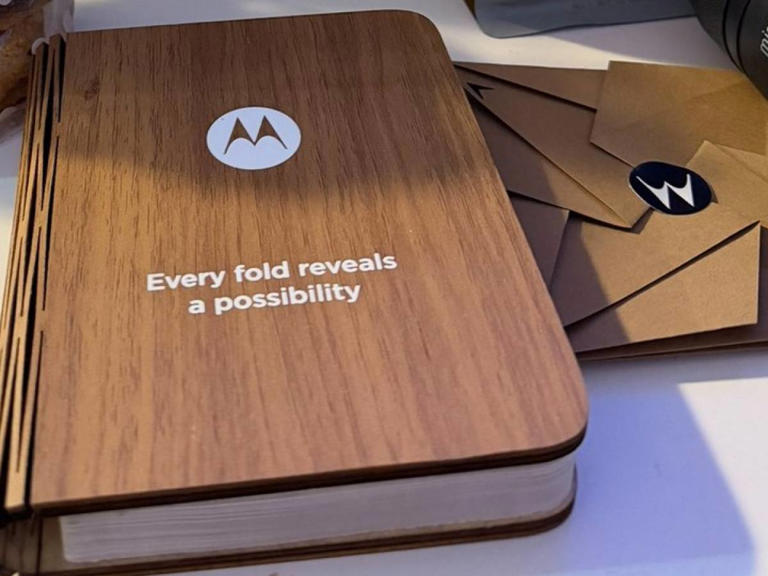 Dall'iPhone pieghevole al "libro" di Motorola: ecco gli smartphone del 2026