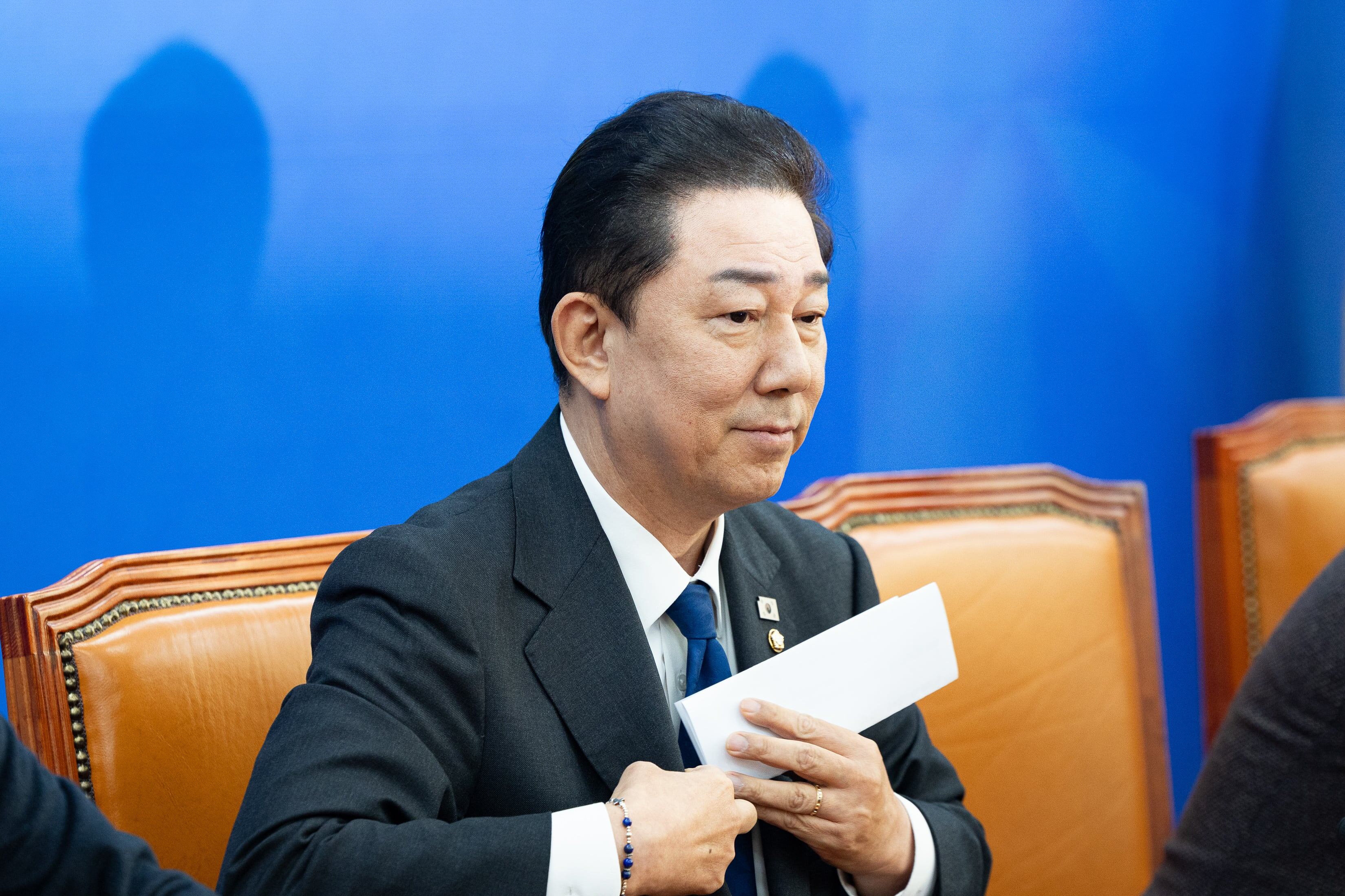 Kim Byung-kee's self-verification scandal shakes Democratic Party