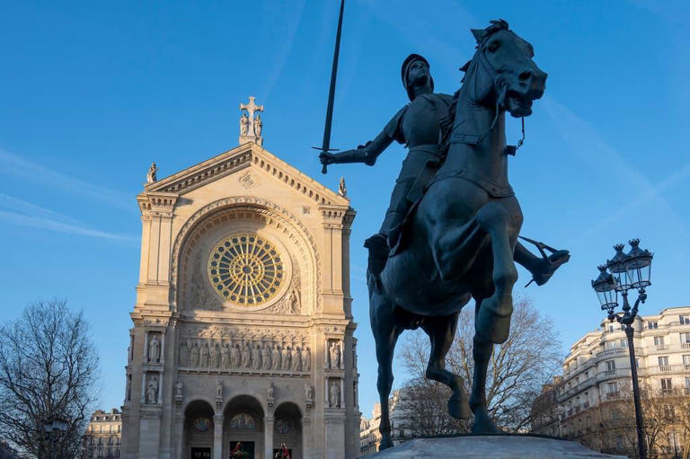 Paris : un homme interpellé après avoir volé l’épée d’une statue de ...