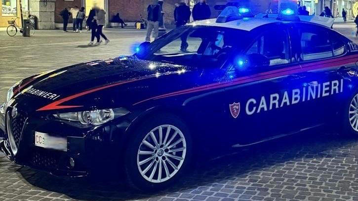 Coltello, bilancino e hashish. A Ferrara minorenne denunciato dopo il ...