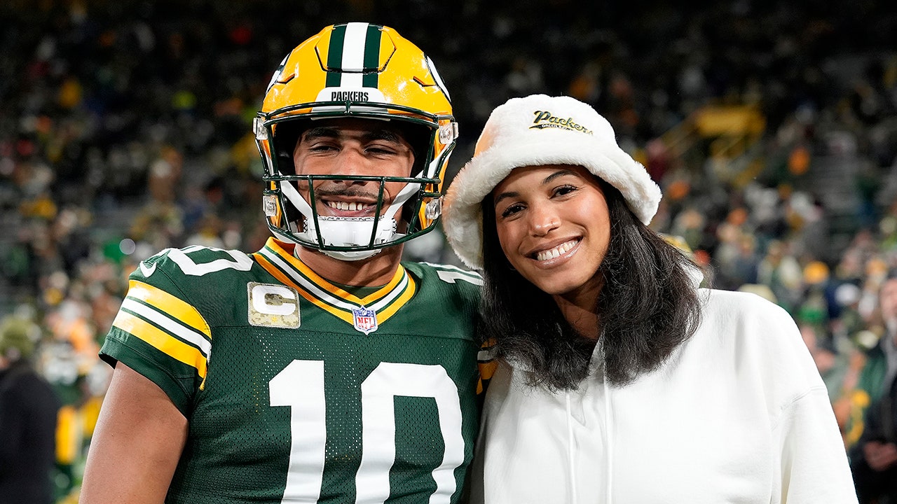 Packers star quarterback, wife announce they are expecting their first ...