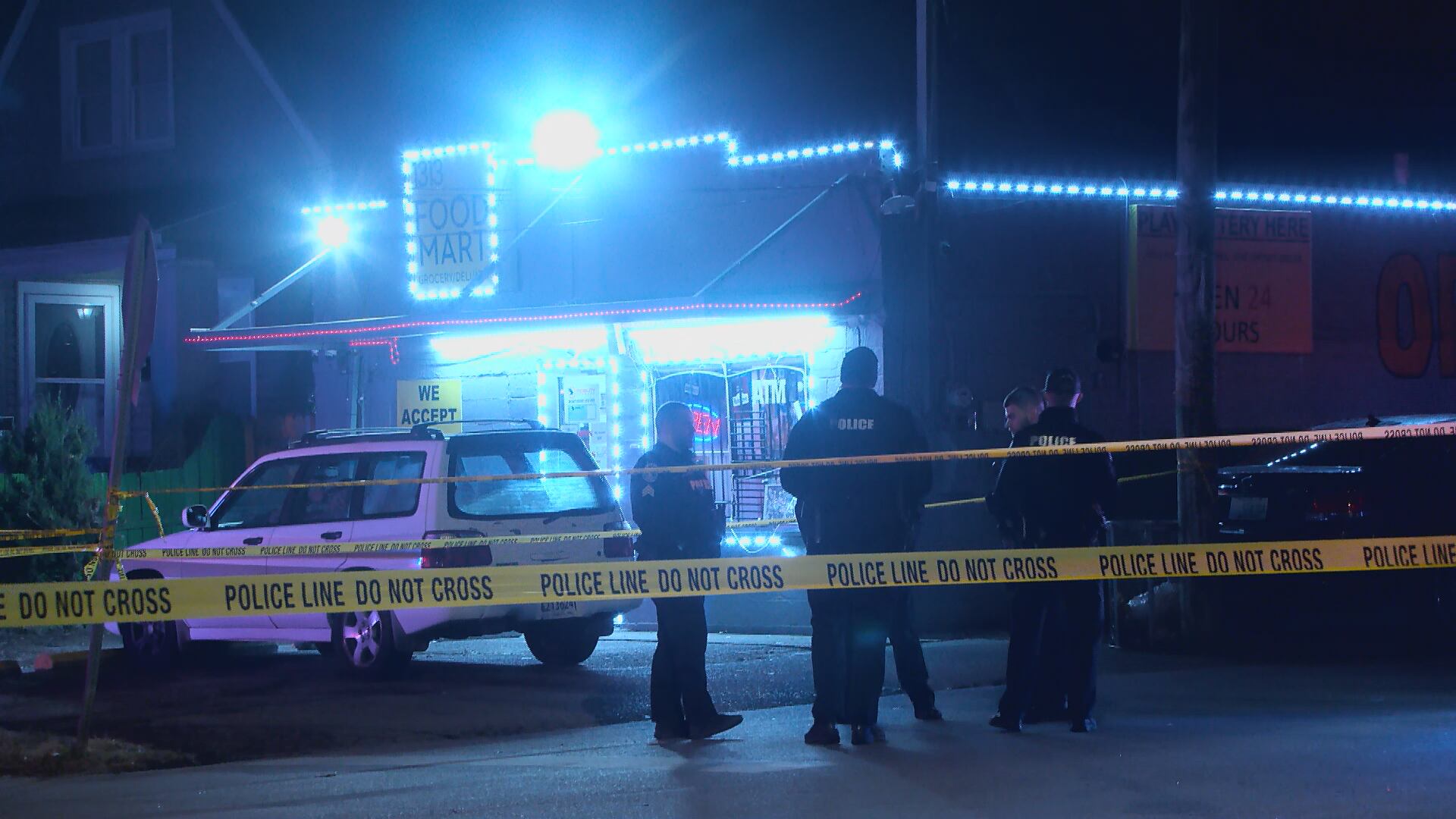 Louisville store clerk shot during robbery, suspects still at large