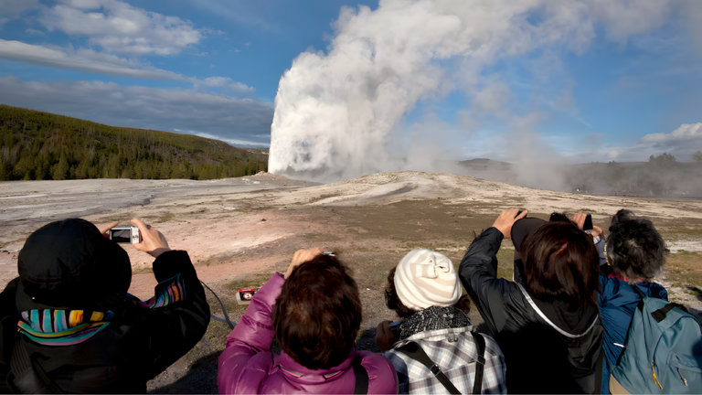 Yellowstone supervolcano shows steady pulse, prompts regional ...
