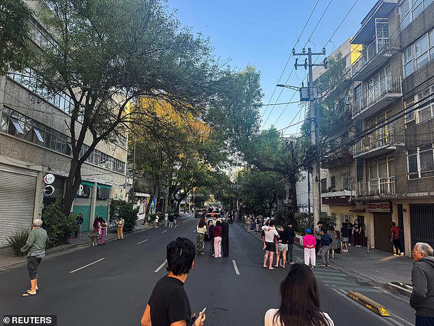Powerful 6.5-magnitude earthquake shakes Mexico City