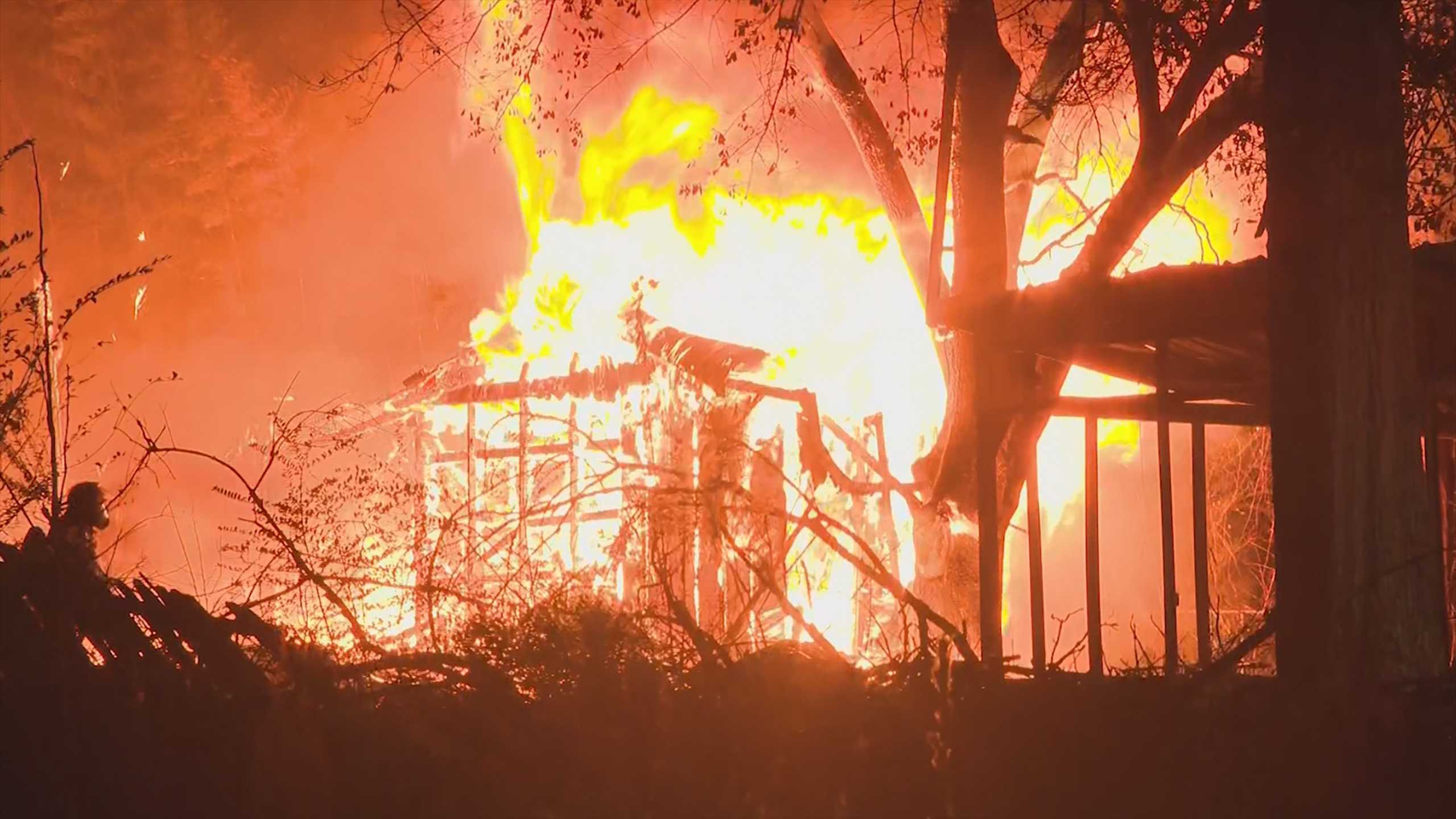 Raging fire engulfs building in South Jackson