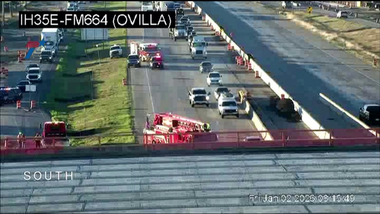 Crash closed part of I-35E in Red Oak for hours Friday morning