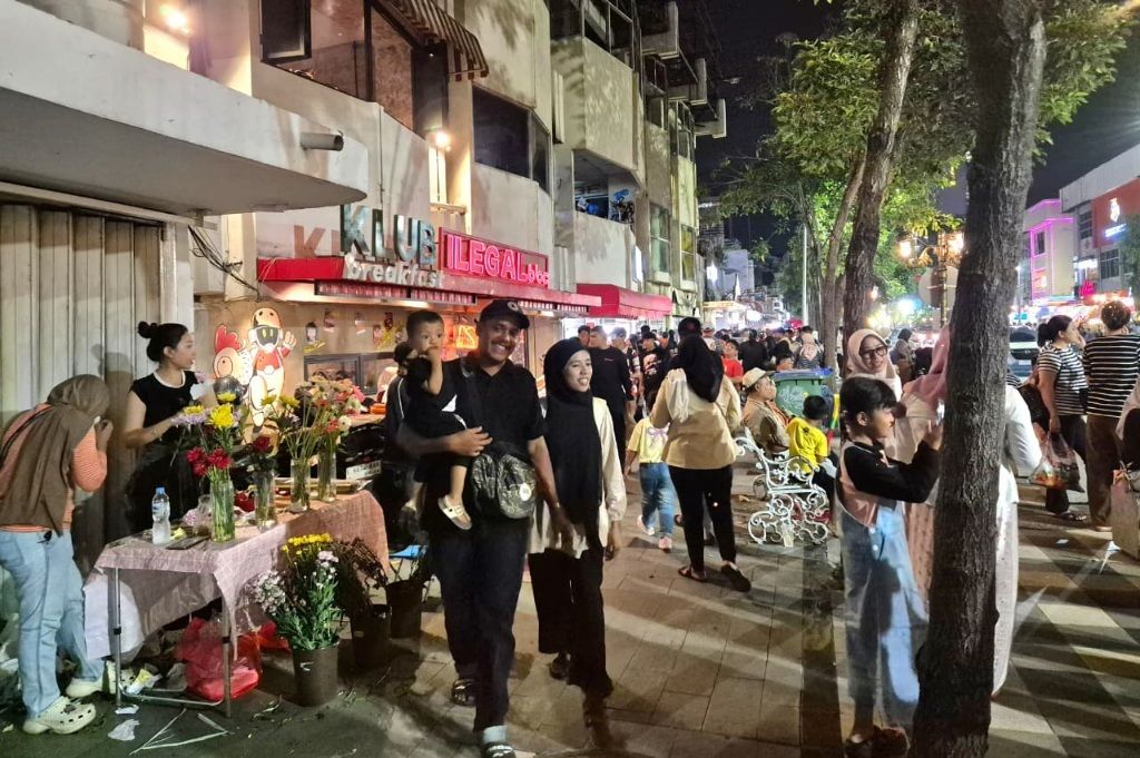 Tak ada pesta kembang api, timbunan sampah malam tahun baru di Surabaya ...