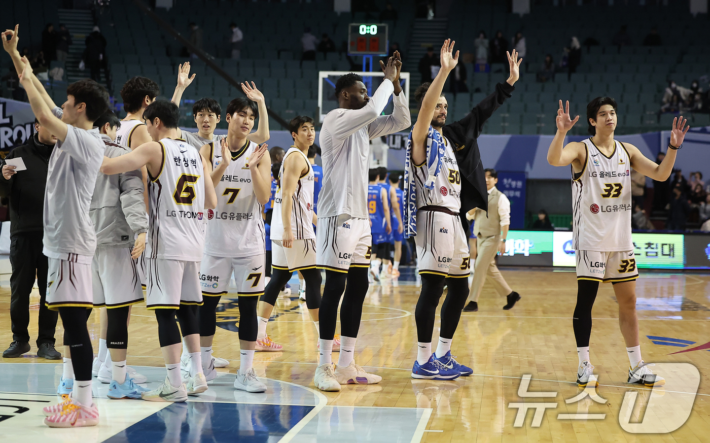 프로농구 선두 LG, 삼성 80-62 완파…20승 선착