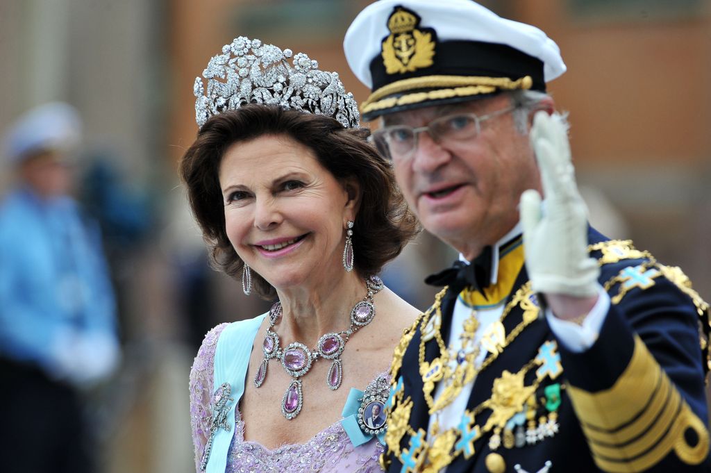 La infanta Elena, la reina Sofía y el rey Carlos Gustavo de Suecia, la ...