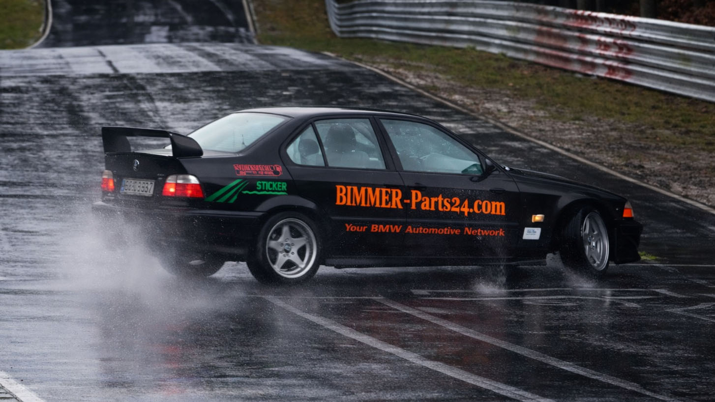 Car crashes on wet track at Nordschleife