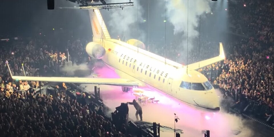 Völlig abgehoben: Apache 207 jettet mit Flugzeug in der Stadthalle an