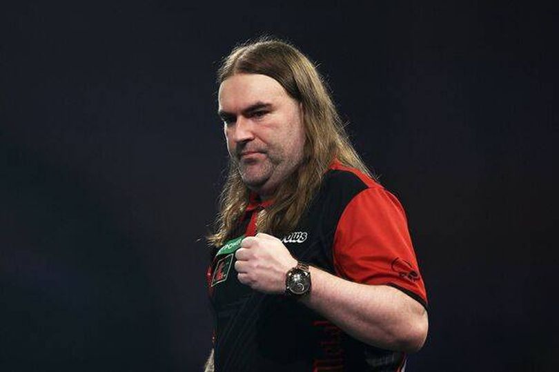 How Ryan Searle who can barely see darts board with eye condition could ...