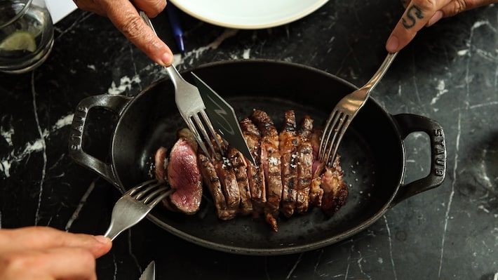 Não corte a carne do churrasco logo que sair do fogo; entenda por quê