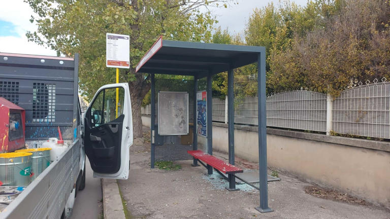 In frantumi vetrata della pensilina alla fermata dei bus a Taranto