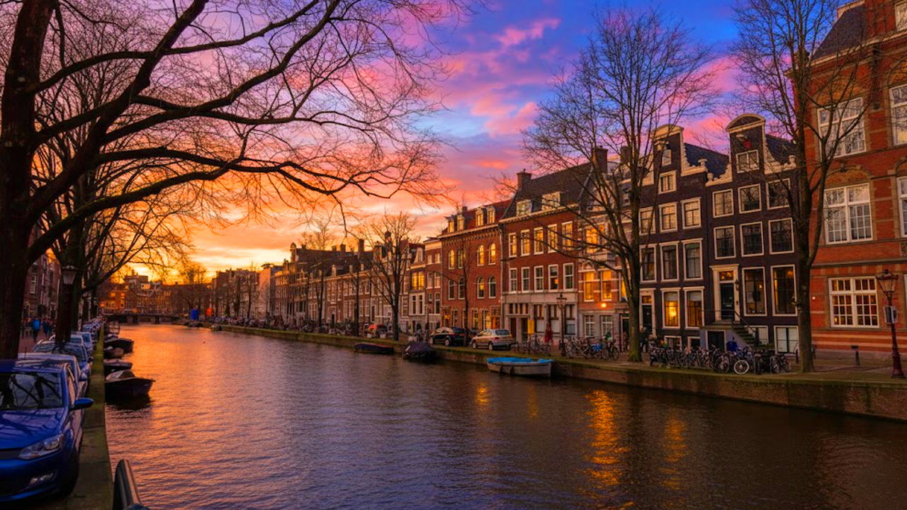 A calm walk through beautiful Amsterdam streets
