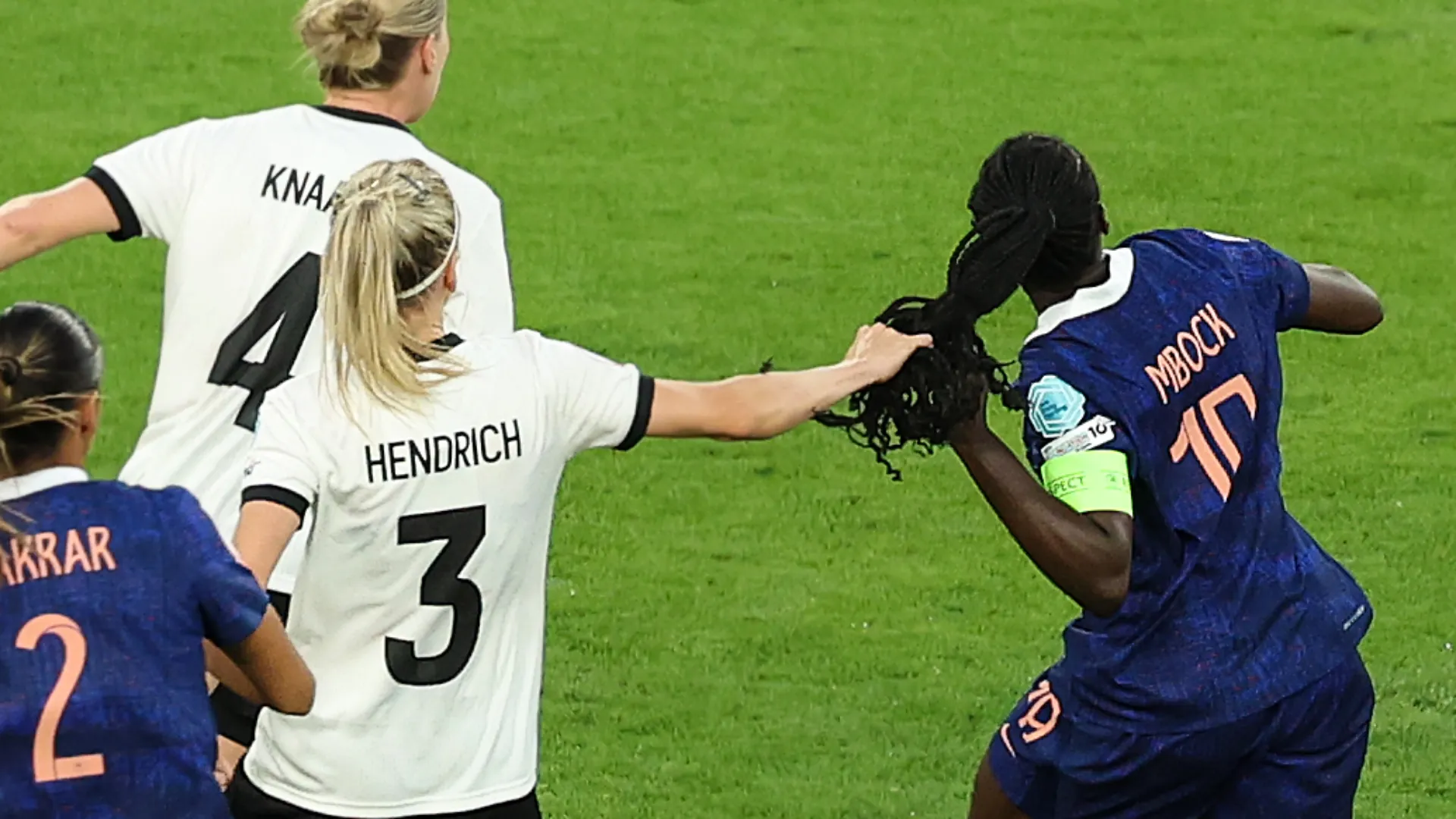 Ze trekt aan het haar van haar tegenstander, na deze waanzin het veld uitgestuurd. De foto's