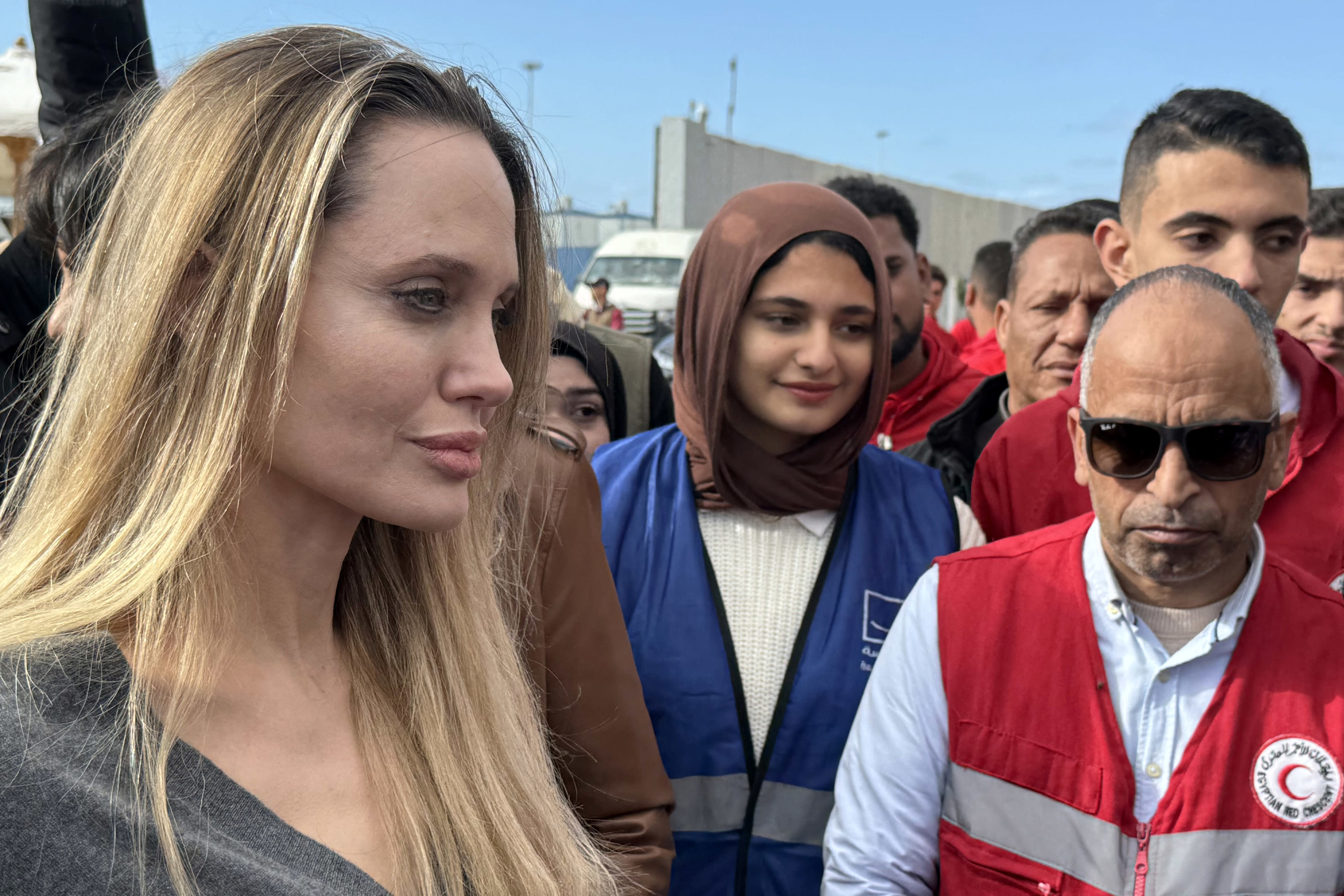 Angelina Jolie visits Egyptian side of Rafah crossing, meets with aid ...