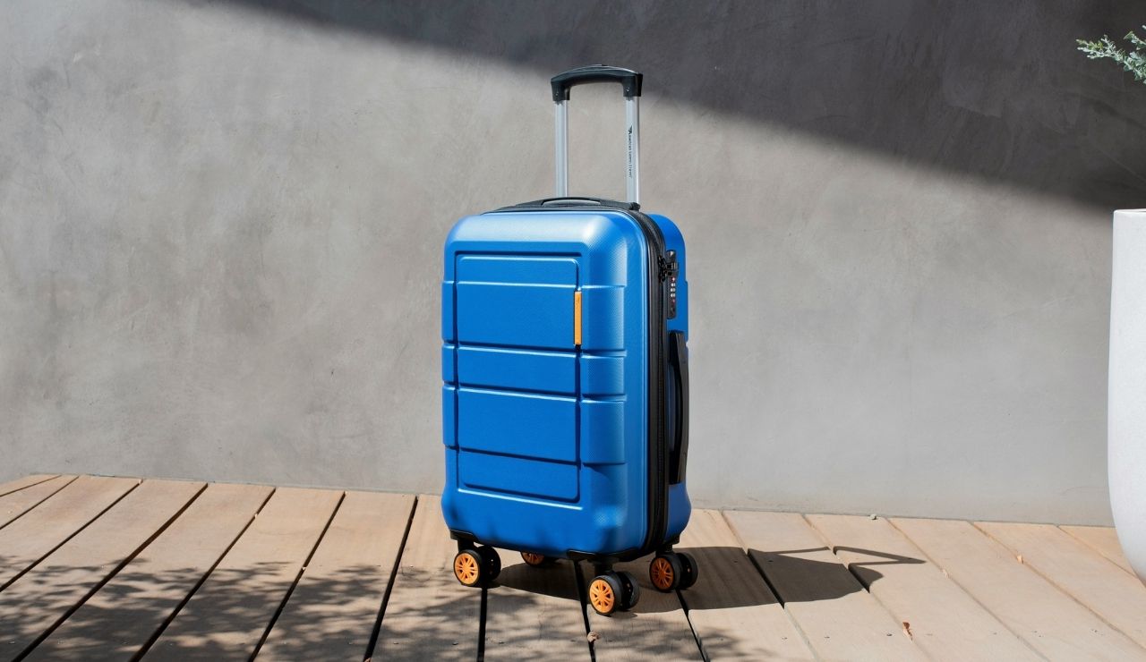 Why baggage handlers warn travelers against tying ribbons on luggage