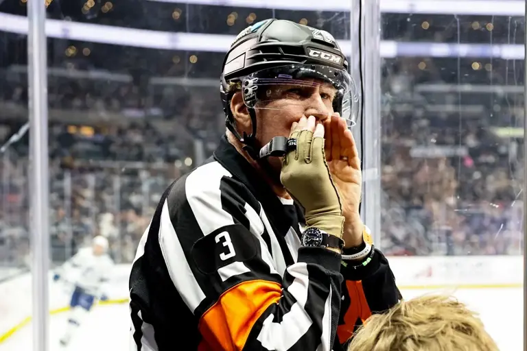 Will Ferrell se veste de juiz em jogo da NHL