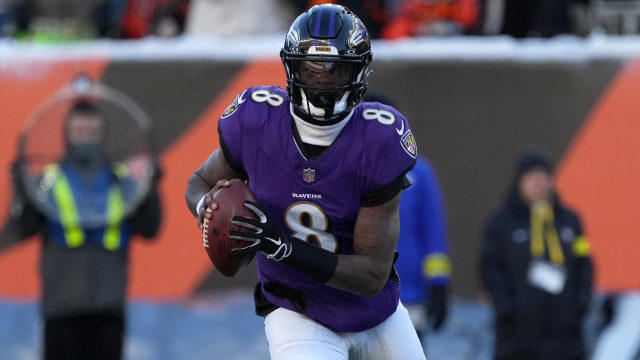 Dolphins place TE Darren Waller on IR, sign RB Donovan Edwards