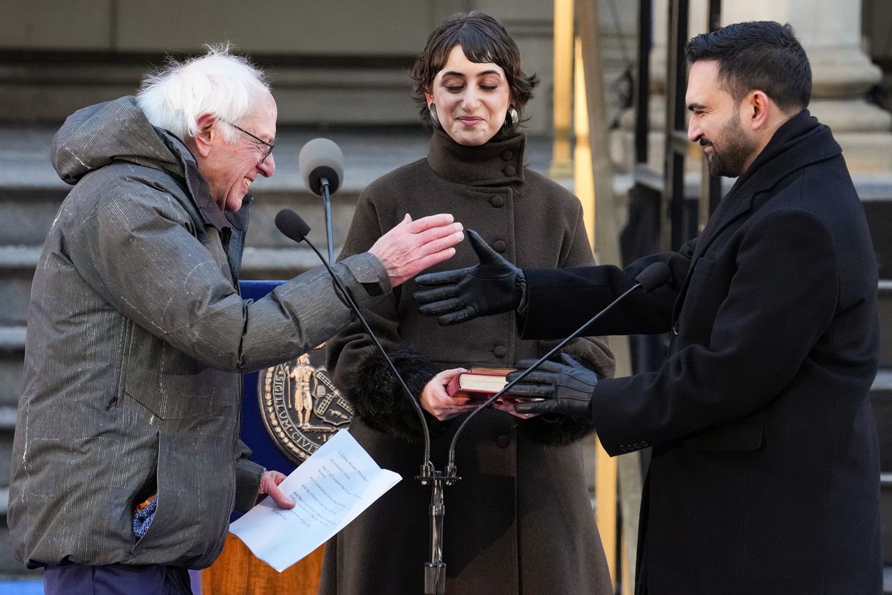 Bernie Sanders' cozy inauguration look goes viral again 5 years after ...