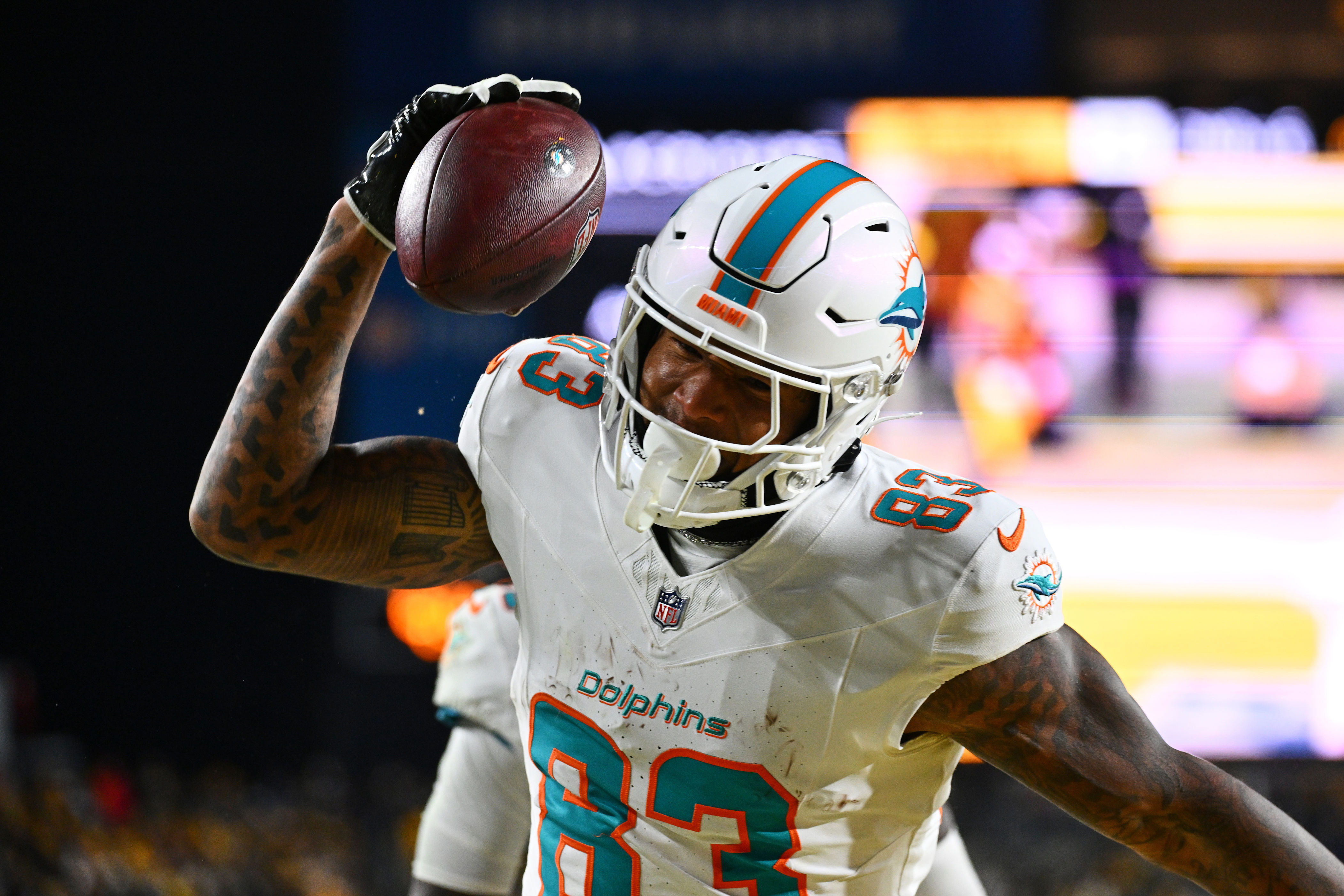 Dolphins colocan a Darren Waller en la reserva de lesionados y firman ...