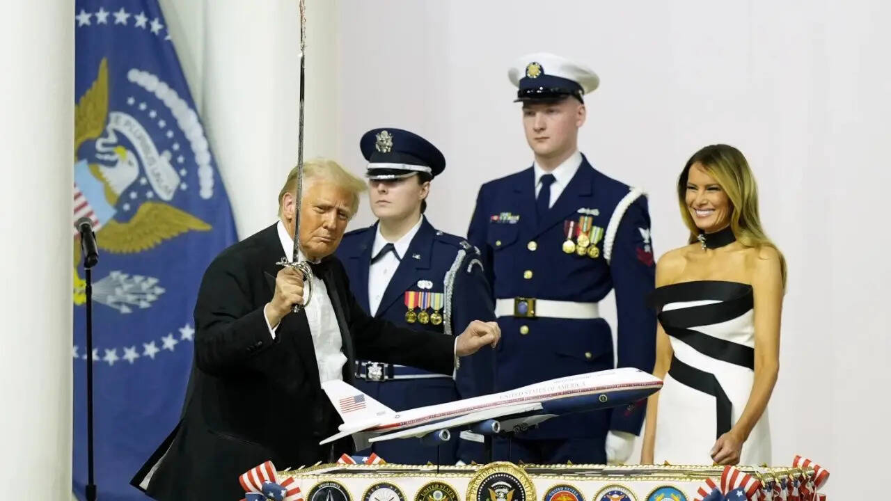 Does Trump plan to wear a custom military uniform? Fact-checking viral ...