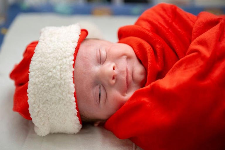 Couple surprises family at baby shower with their newborn's early ...