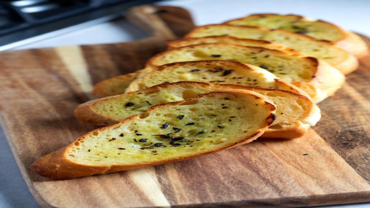 The 5 best frozen garlic breads that taste just like homemade ...